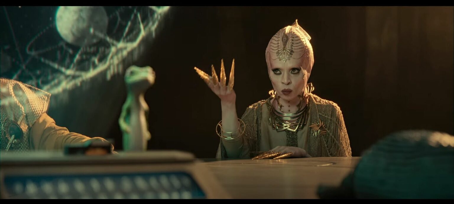 Geico Sci-fi Commercial - The Ease Specialist: Wormhole Edition