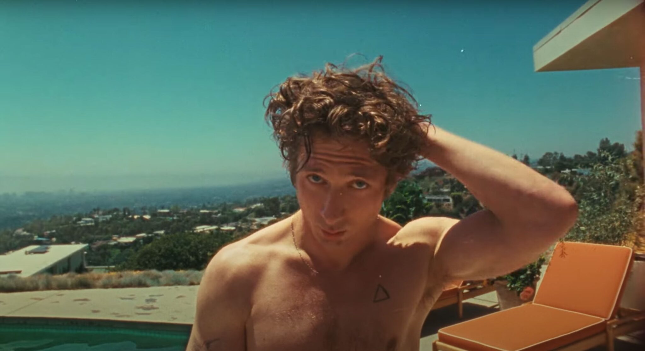 Jeremy Allen White’s Sizzling Calvin Klein Ad 2024 - DAILY COMMERCIALS